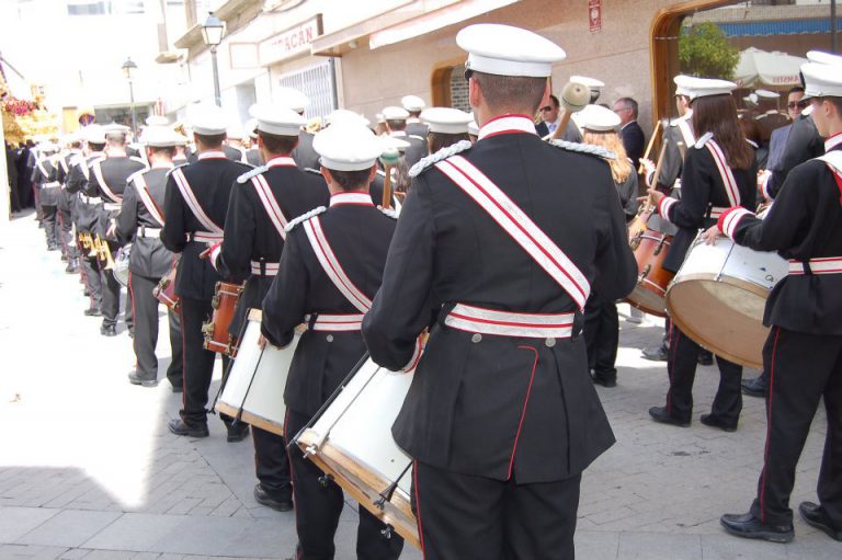 Cómo es la vestimenta de las bandas de música - Uniformes del Levante